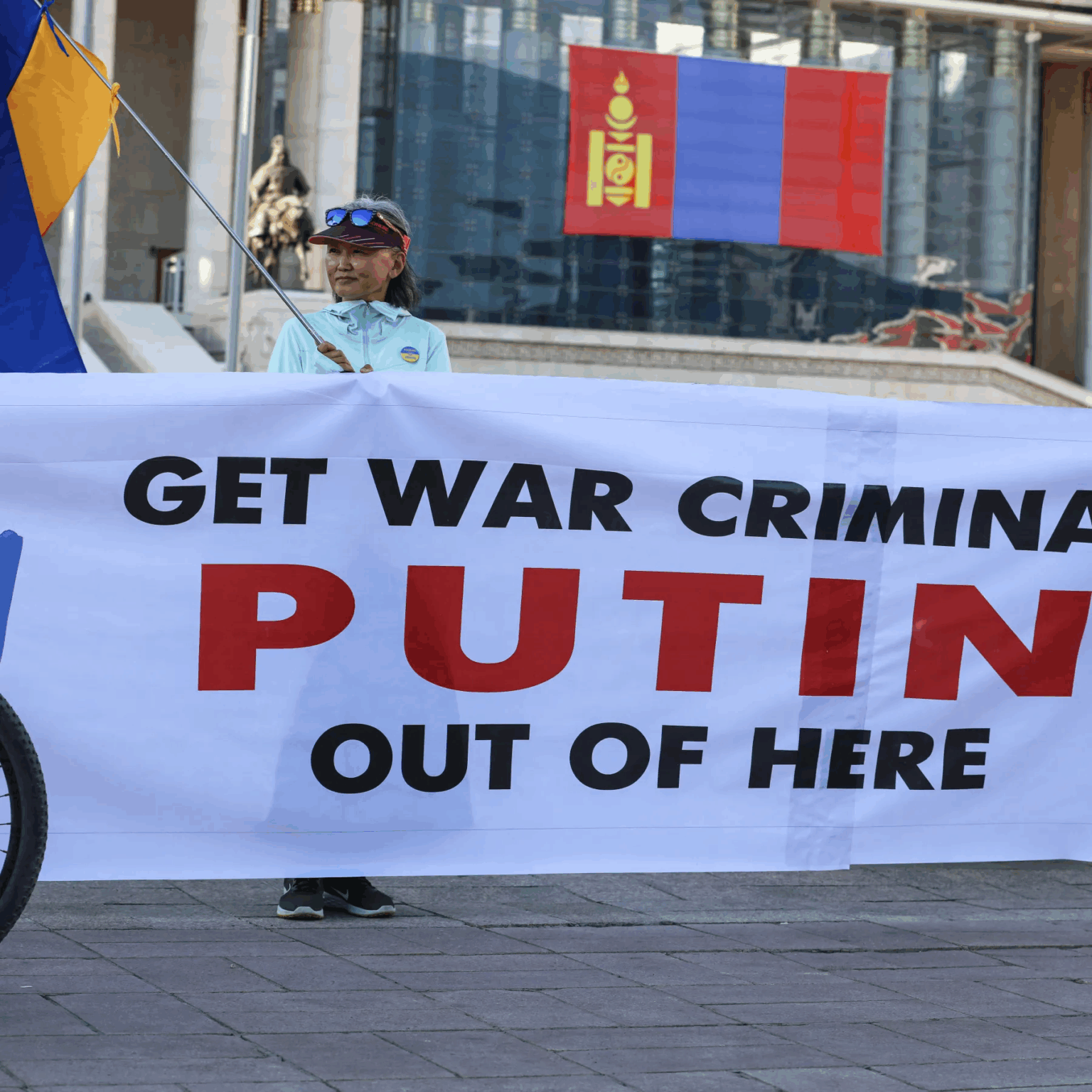 Alaskans greet Putin with Ukrainian flags, protest ‘war criminal ...